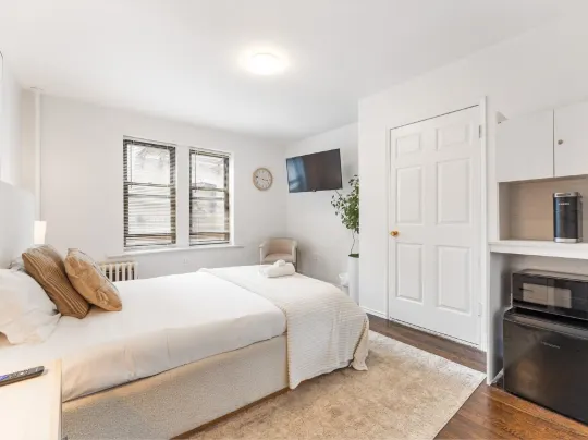 Comfort And Convenience With Community Vibe - Charming Urban Retreat - Staten Island, NY