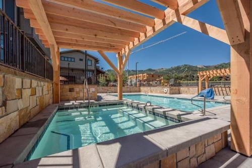 Blackstone Luxury 3Br on Golf Course, Outdoor Swimming Pool and ...