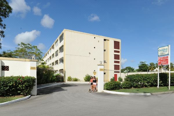 位于家乡的一楼公寓，步行5分钟即可到达海滩(Ground Floor Apartment Located in Hometown, 5 Min ...
