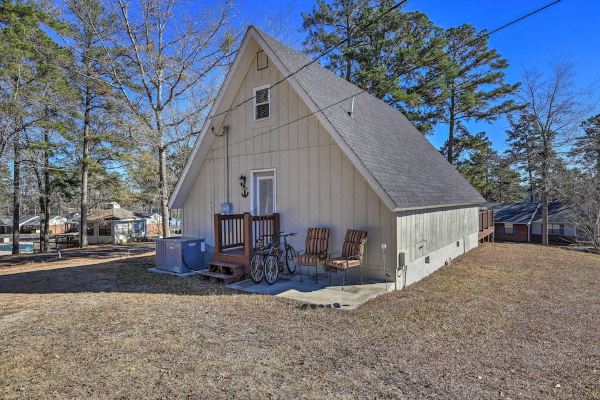 Sparta湖畔家园，配有甲板和航行通道！(Sparta Lake Home w/ Deck & Boating Access!)预订价格 ...
