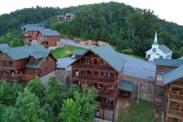 Delmont by AvantStay Sleeps 20 Expansive Views in a Cabin Community预订价格 ...