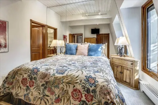 Cozy Fireplace And Hot Tub Access - Charming Mountain Escape - Aspen