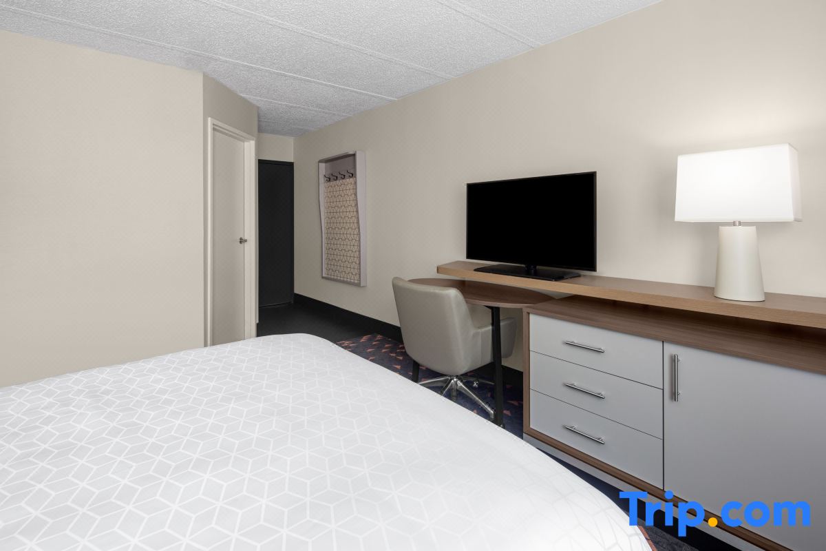 Holiday Inn Hasbrouck Heights-Meadowlands, an IHG Hotel Book ...