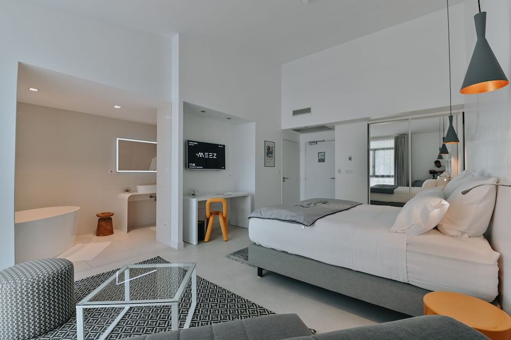 Meez Rooms