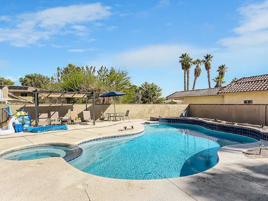 Spacious Comfort And Heated Pool - Charming Family Retreat - Las Vegas, NV