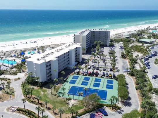 Beachfront Oasis With Community Pools - Spacious And Inviting Retreat - Panama City, FL