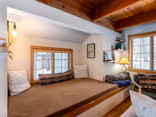 Private Hot Tub And Cozy Fireplace - Charming Retreat - Sunriver, OR