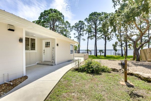 靠水的泛爱度假租赁带船坞！(Waterfront Panacea Vacation Rental w/ Boat Dock!)预订价格,联系 ...