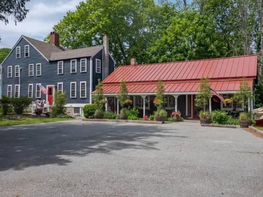 Nautical Inspiration And Colonial Comfort - Charming Historic Escape - Westerly, RI