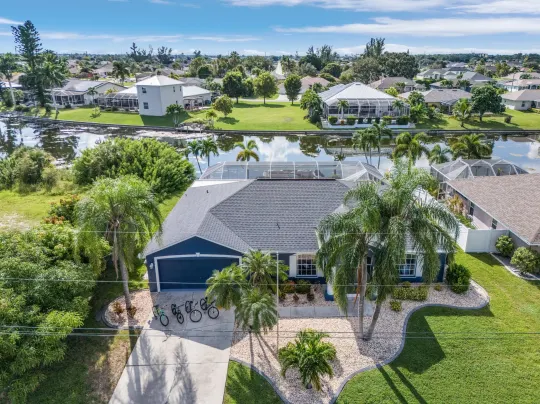 Heated Pool And Spa With Kayak And Game Room - Colorful Coastal Retreat - Cape Coral, FL
