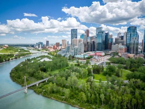 Entire Condo Downtown, Walk to Bmo & Stampede, Parking, 1,5 Hrs to ...