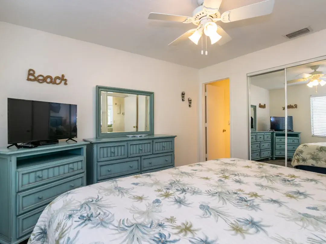 Beach Access And Tropical Yard Setting - Stylish Coastal Haven - Anna Maria Island, FL