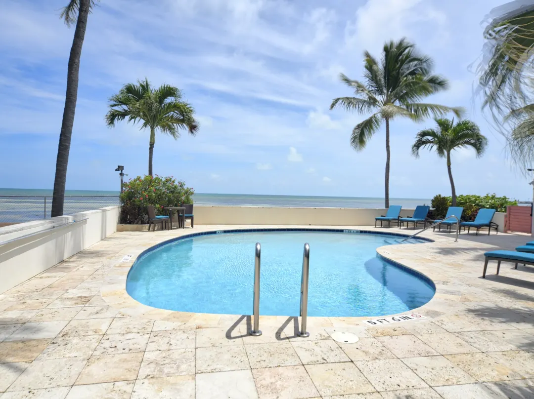 Expansive Oceanfront Balcony And Resort Amenities - Breathtaking Retreat - Key West, FL