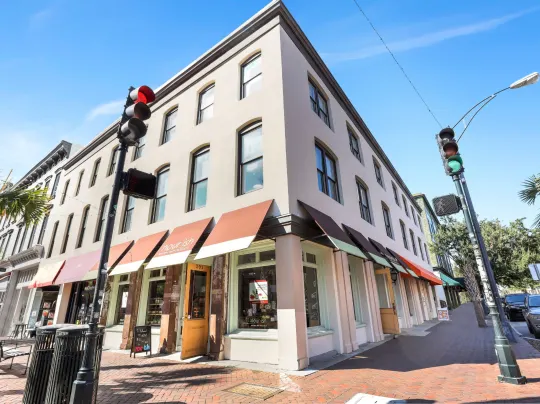 Heated Pool And Stylish Comfort - Charming Southern Escape - Savannah, GA