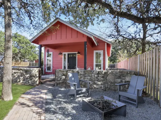 Cozy Courtyard And Modern Amenities - Charming Hill Country Escape - Dripping Springs