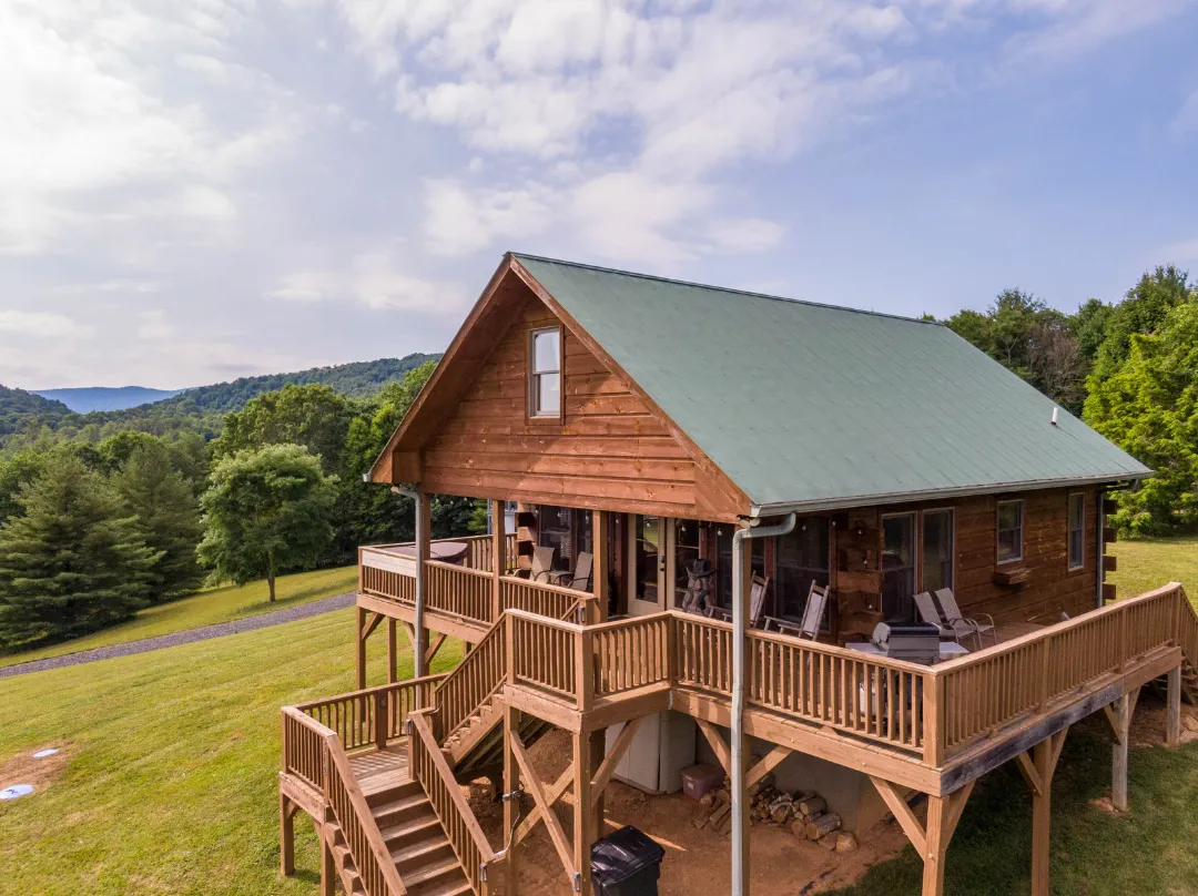 Spacious Deck And Hot Tub Experience - Charming Rustic Getaway - West Jefferson, NC