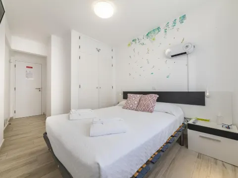 M 04 - Bedroom 4 At Martin & Tomas Guesthouse - Lagos