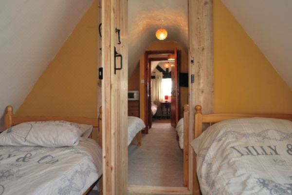 Quirky Cottage Sleeping 10 S/C B&B Adjoining Fox Covert Pub Yarm预订价格,联系 ...