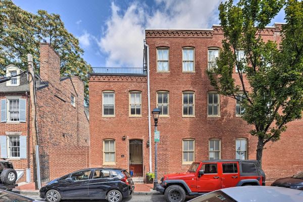 在百老汇广场的经典费尔斯点公寓！(Classic Fells Point Condo on Broadway Square!)预订价格,联系 ...