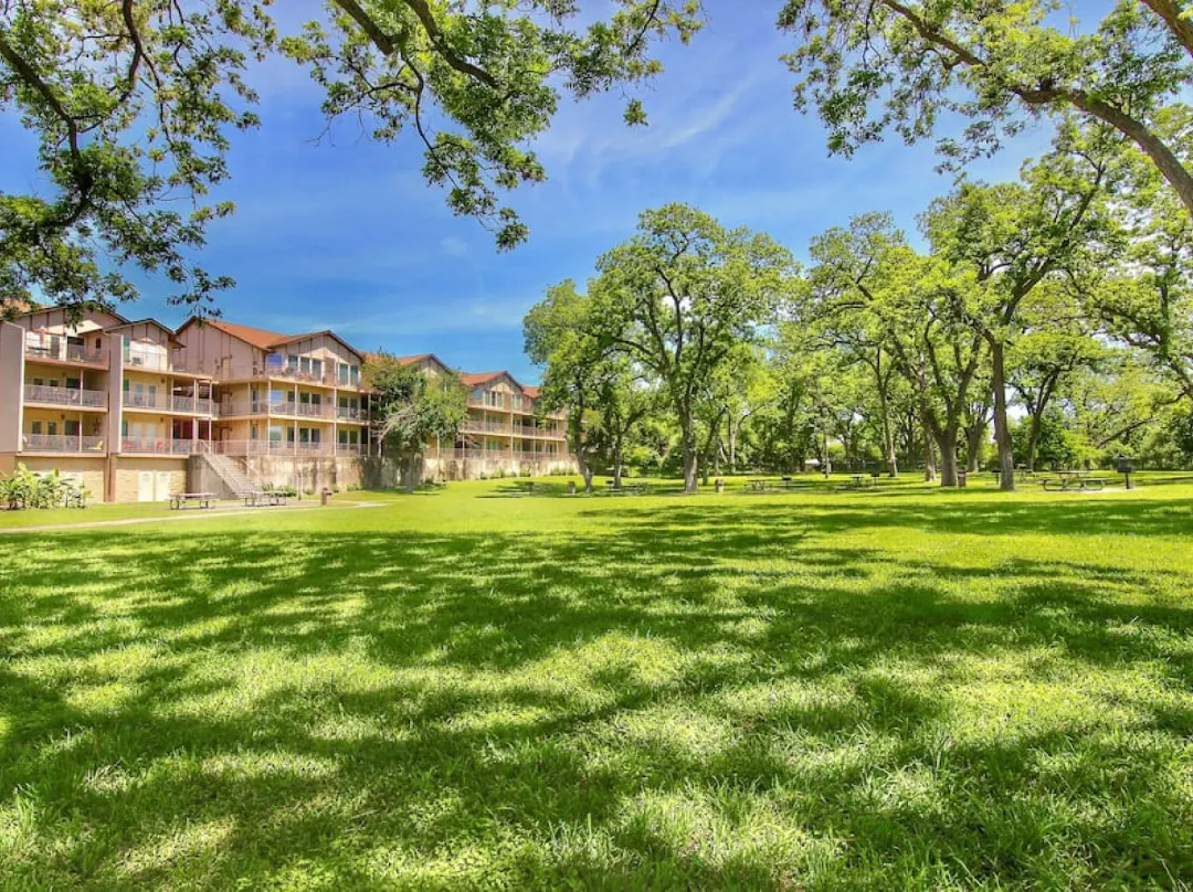 Riverfront Oasis With Two Balconies And Pools - Stunning Retreat - New Braunfels, TX