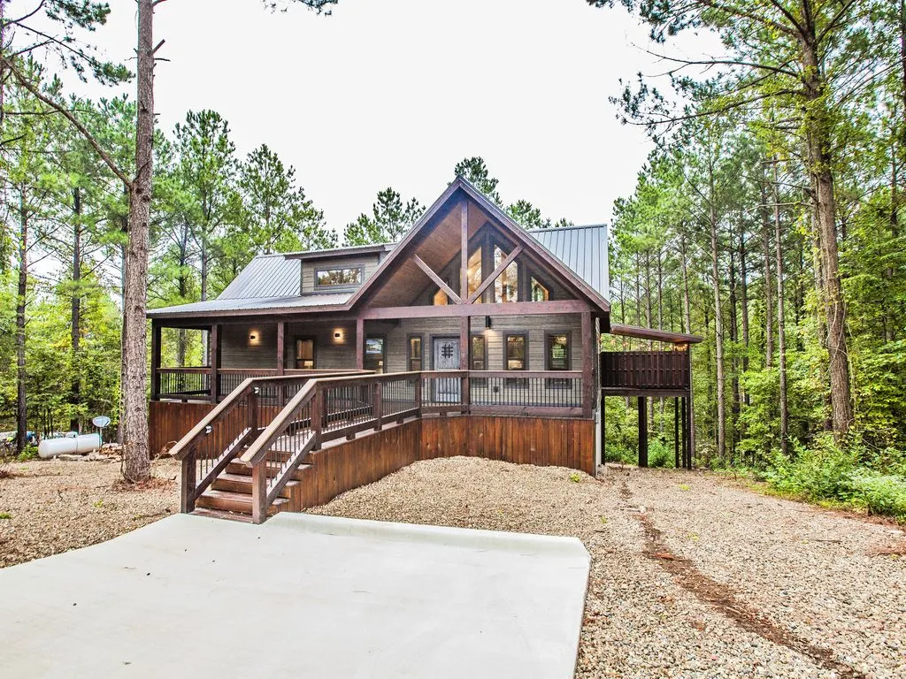 Chic Hideaway - Outdoor Fireplace, Tv, Hot Tub - Broken Bow, OK