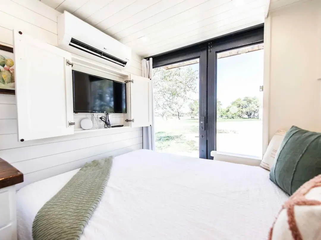 Cozy Container Retreat - Rooftop Deck, Custom Shower, Wifi - Fredericksburg, TX