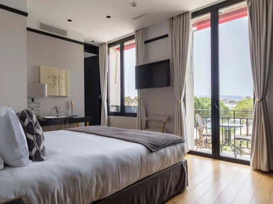 Le Touring Hotel-restaurant - Fréjus