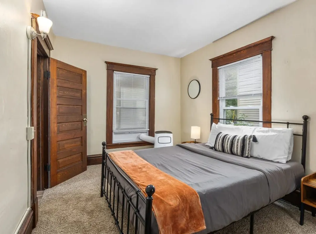 Spacious Family Haven With Cozy Living And Fully Stocked Kitchen - Charming Escape - Grandville, MI