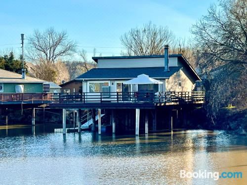 Fishing Bungalow on the Water w/Private Dock预订价格,联系电话位置地址【携程酒店】