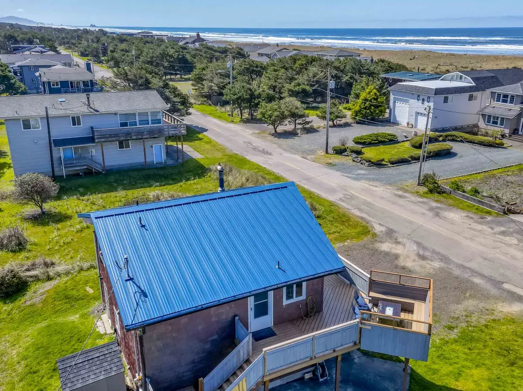 Ocean Views And Cozy Deck - Inviting Coastal Haven - Rockaway Beach, OR