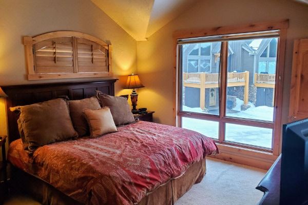 Large 4Bed Townhome, Private Hot Tub, On free shuttle route, 2 Living ...
