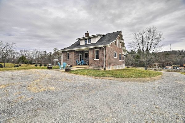 在镇里的宠物友好弗洛伊德房屋带门廊！(Pet-Friendly Floyd House w/ Porch - in Town!)预订价格,联系 ...