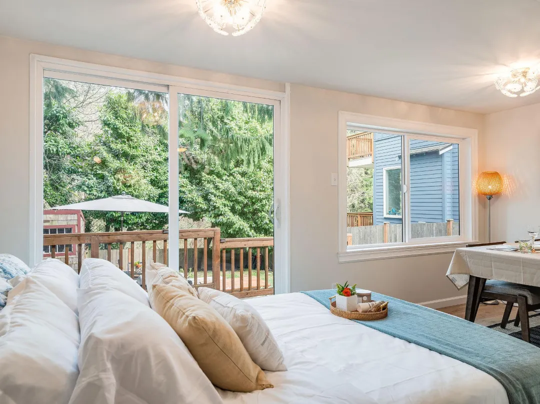 Spacious Deck And Private Backyard Oasis - Charming Retreat - Bainbridge Island, WA