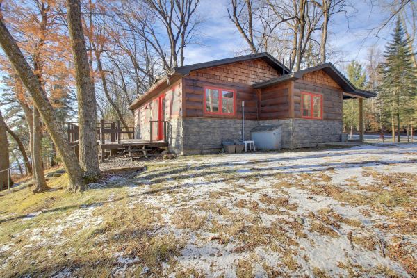 舒适的小木屋带私人码头在第五乌鸦翼湖(Cozy Cabin with Private Dock on Fifth Crow Wing Lake ...