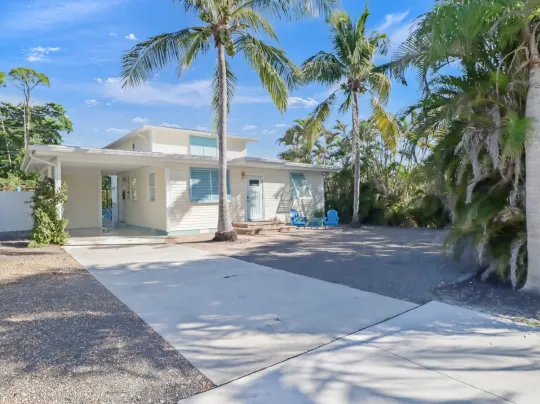 Spacious Oasis With Pool And Relaxing Yard - Stunning Coastal Retreat - Naples, FL
