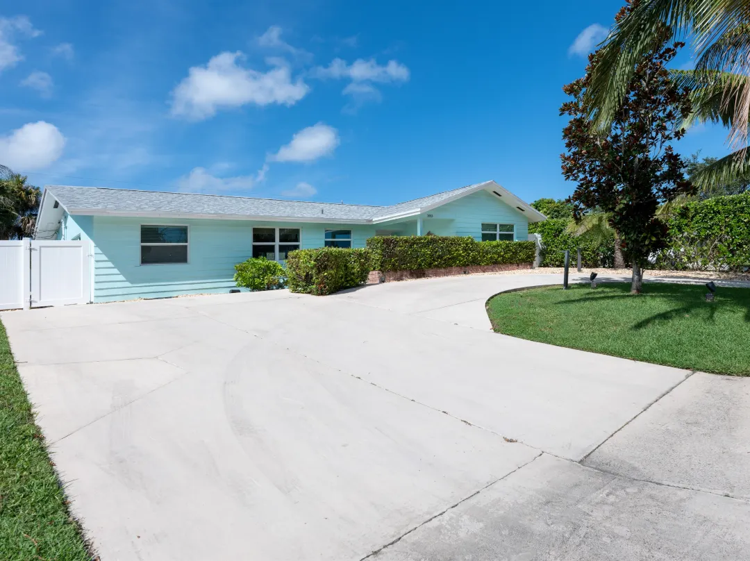 Pink Flamingo Pool Home | Firepit & Tiki! - Palm Beach Gardens, FL