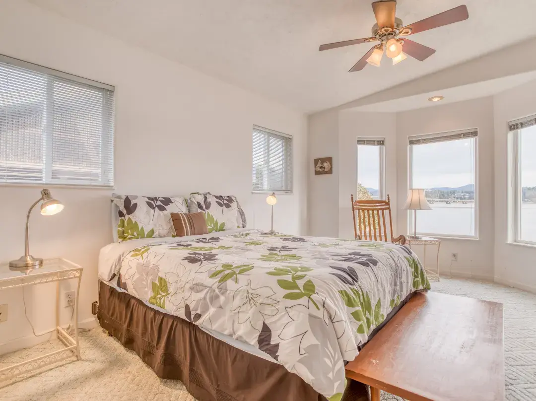 Stunning Bay Views And Cozy Fire Pit - Charming Bayshore Haven - Waldport, OR