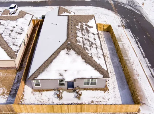 Spacious Living Area And Fully Fenced Backyard - Charming Retreat - Fayetteville, AR