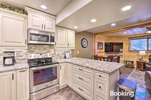 精美的麦考尔公寓：烧烤，距离湖1英里！(Splendid McCall Condo Grill, 1 Mi to Lake!)预订价格,联系 ...