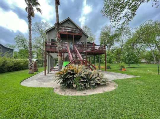 Serene Outdoor Space And Cozy Living Area - Charming Spacious Retreat - Seguin, TX