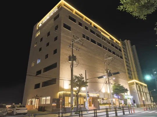 Geoje-si Hound Hotel Jangseungpo -