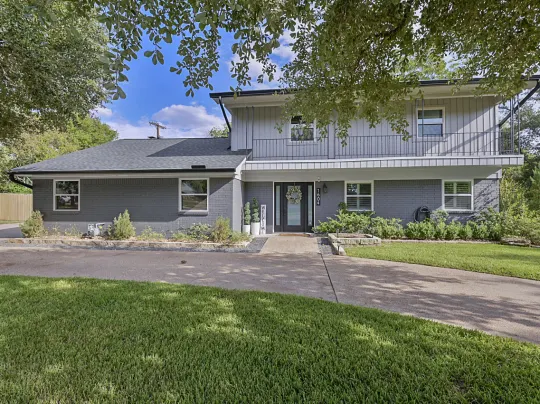 Spacious Backyard Oasis With Heated Plunge Pool - Charming Retreat - Bryan, TX