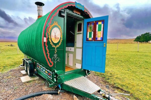 Delightful and Unique Gypsy Caravan in Breakish预订价格,联系电话位置地址【携程酒店】