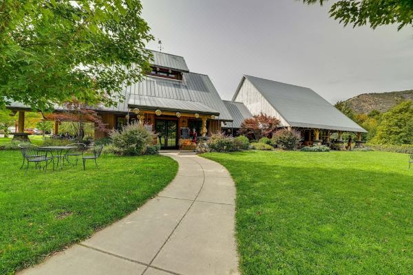 Modern Barn on Applegate River, Walk to Vineyard!预订价格,联系电话位置地址【携程酒店】