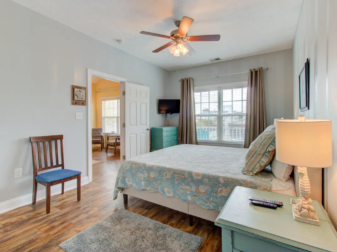 Charming Coastal Retreat With Outdoor Shower And Gas Grill - Inviting Escape - Carolina Beach, NC