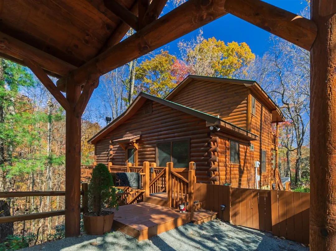 Rustic Decor And Hot Tub Oasis - Inviting Mountain Hideaway - Blue Ridge, GA