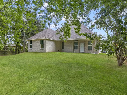 Spacious Backyard And Chef's Kitchen - Stylish Tranquil Retreat - Beaumont, TX