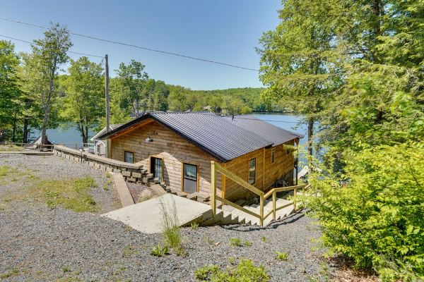 Burden湖上的宁静度假处，配有甲板和皮划艇!(Peaceful Retreat on Burden Lake w/ Deck ...