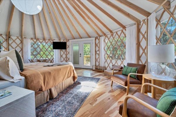 Luxury Yurt, Alpacas and Llamas Near Downtown Wimberley and Wineries预订 ...