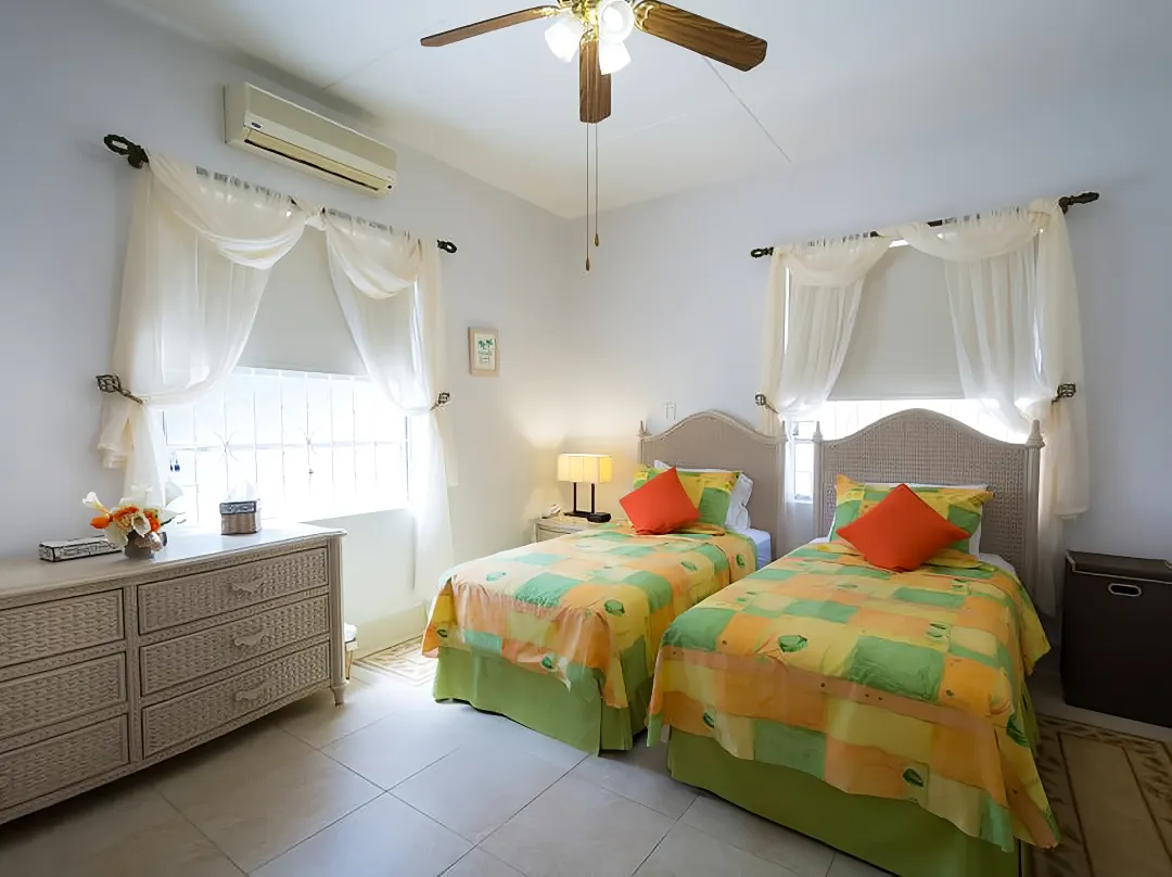 Welcome To The Unpretentious And Breezy Graceville, Steps Away From The Beach - Barbade